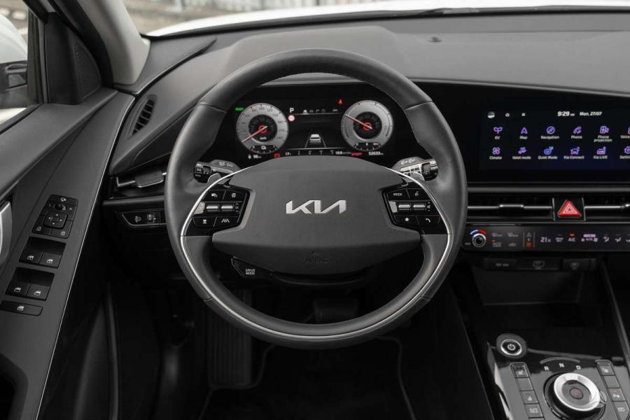 Белый Киа Niro 2023 в Вильнюс, объемом двигателя 0.00 л и пробегом 53 тыс. км за 24500 €, фото 16 на AUTOMOTO.COM.LV