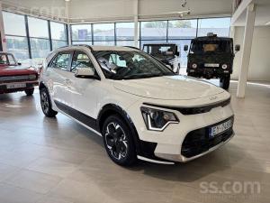 White Kia Niro 2023 in Dobele, with an engine capacity of 0.00 L and mileage of 53 thousand km for 28550 €, photo  on AUTOMOTO.COM.LV