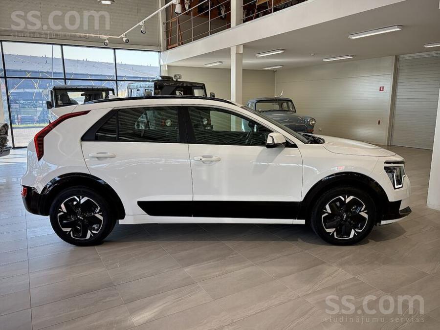 White Kia Niro 2023 in Dobele, with an engine capacity of 0.00 L and mileage of 53 thousand km for 28550 €, photo 3 on AUTOMOTO.COM.LV