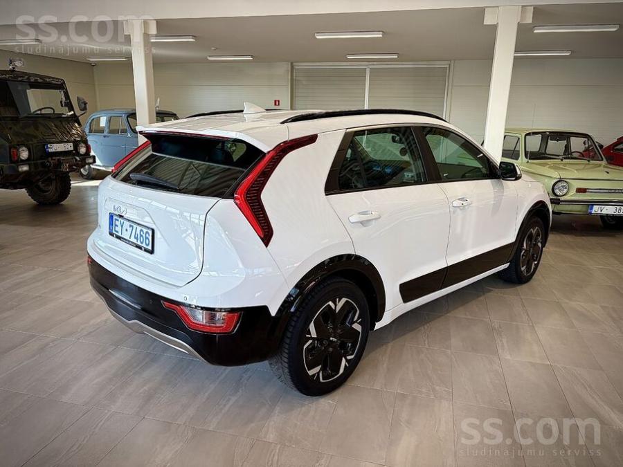 White Kia Niro 2023 in Dobele, with an engine capacity of 0.00 L and mileage of 53 thousand km for 28550 €, photo 4 on AUTOMOTO.COM.LV
