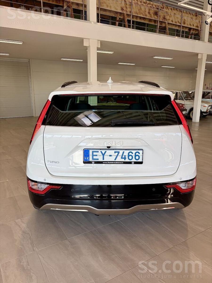 White Kia Niro 2023 in Dobele, with an engine capacity of 0.00 L and mileage of 53 thousand km for 28550 €, photo 5 on AUTOMOTO.COM.LV