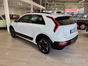 White Kia Niro 2023 in Dobele, with an engine capacity of 0.00 L and mileage of 53 thousand km for 28550 €, photo 6 on AUTOMOTO.COM.LV