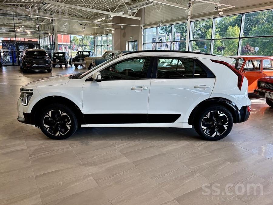 White Kia Niro 2023 in Dobele, with an engine capacity of 0.00 L and mileage of 53 thousand km for 28550 €, photo 7 on AUTOMOTO.COM.LV