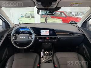 White Kia Niro 2023 in Dobele, with an engine capacity of 0.00 L and mileage of 53 thousand km for 28550 €, photo 10 on AUTOMOTO.COM.LV
