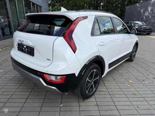Киа Niro 2023 в Каунас на AUTOMOTO.COM.LV Белый Киа Niro 2023 в Каунас, объемом двигателя 1.58 л и пробегом 204 тыс. км за 16900 €, фото 4 на AUTOMOTO.COM.LV