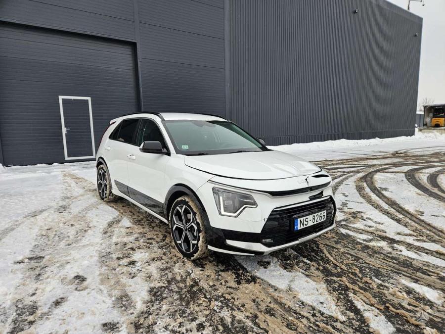 White Kia Niro 2024 in Kaunas, with an engine capacity of 1.58 L and mileage of 25 thousand km for 14900 €, photo 1 on AUTOMOTO.COM.LV