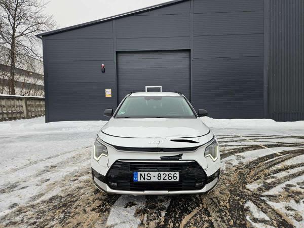 White Kia Niro 2024 in Kaunas, with an engine capacity of 1.58 L and mileage of 25 thousand km for 14900 €, photo 2 on AUTOMOTO.COM.LV