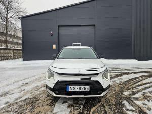 White Kia Niro 2024 in Kaunas, with an engine capacity of 1.58 L and mileage of 25 thousand km for 14900 €, photo 2 on AUTOMOTO.COM.LV