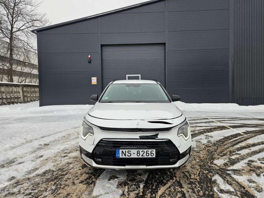White Kia Niro 2024 in Kaunas, with an engine capacity of 1.58 L and mileage of 25 thousand km for 14900 €, photo 2 on AUTOMOTO.COM.LV