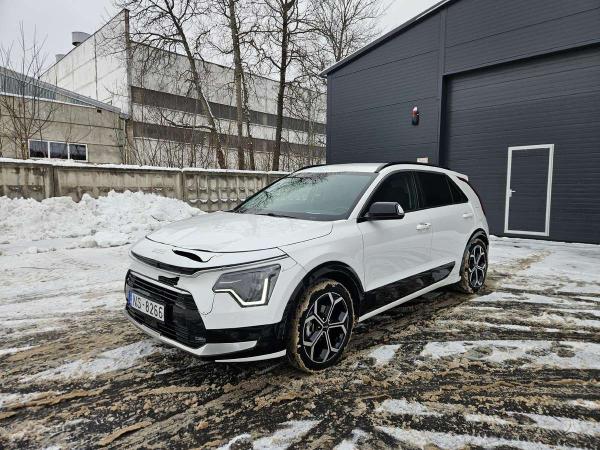 White Kia Niro 2024 in Kaunas, with an engine capacity of 1.58 L and mileage of 25 thousand km for 14900 €, photo 3 on AUTOMOTO.COM.LV