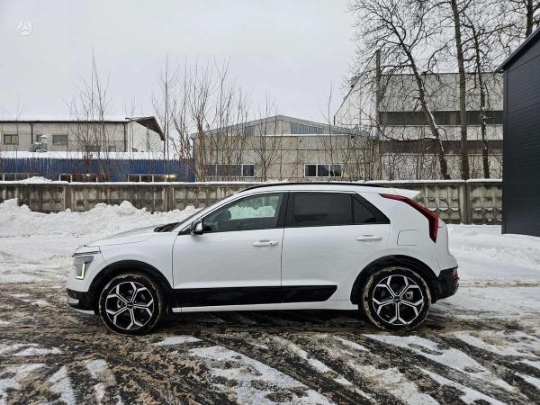 White Kia Niro 2024 in Kaunas, with an engine capacity of 1.58 L and mileage of 25 thousand km for 14900 €, photo 4 on AUTOMOTO.COM.LV