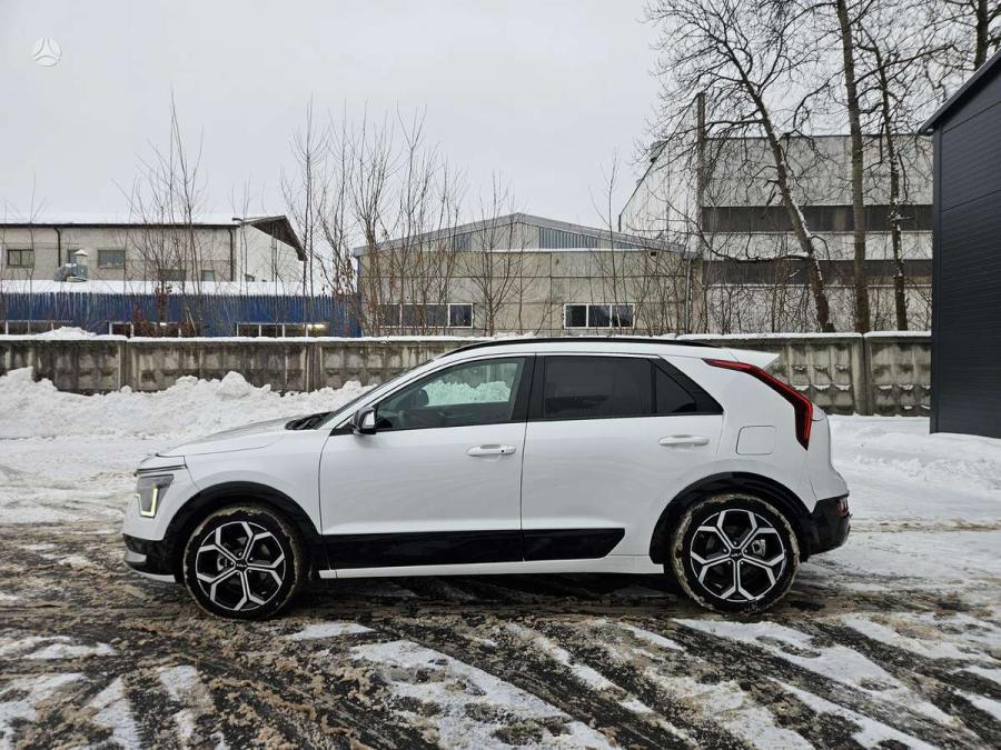 White Kia Niro 2024 in Kaunas, with an engine capacity of 1.58 L and mileage of 25 thousand km for 14900 €, photo 4 on AUTOMOTO.COM.LV