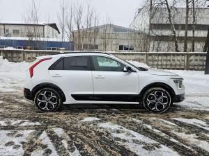 White Kia Niro 2024 in Kaunas, with an engine capacity of 1.58 L and mileage of 25 thousand km for 14900 €, photo 5 on AUTOMOTO.COM.LV