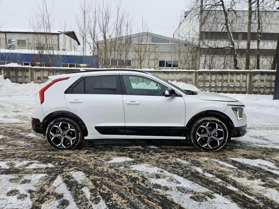 White Kia Niro 2024 in Kaunas, with an engine capacity of 1.58 L and mileage of 25 thousand km for 14900 €, photo 5 on AUTOMOTO.COM.LV