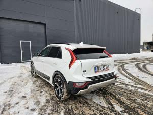 White Kia Niro 2024 in Kaunas, with an engine capacity of 1.58 L and mileage of 25 thousand km for 14900 €, photo 8 on AUTOMOTO.COM.LV