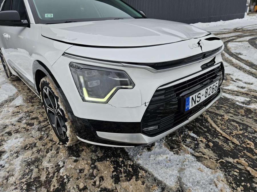 White Kia Niro 2024 in Kaunas, with an engine capacity of 1.58 L and mileage of 25 thousand km for 14900 €, photo 9 on AUTOMOTO.COM.LV