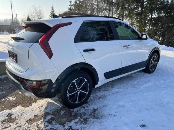 White Kia Niro 2024 in Kaunas, with an engine capacity of 1.58 L and mileage of 15 thousand km for 16750 €, photo 5 on AUTOMOTO.COM.LV