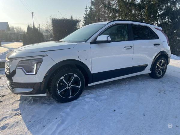 White Kia Niro 2024 in Kaunas, with an engine capacity of 1.58 L and mileage of 15 thousand km for 16750 €, photo 7 on AUTOMOTO.COM.LV