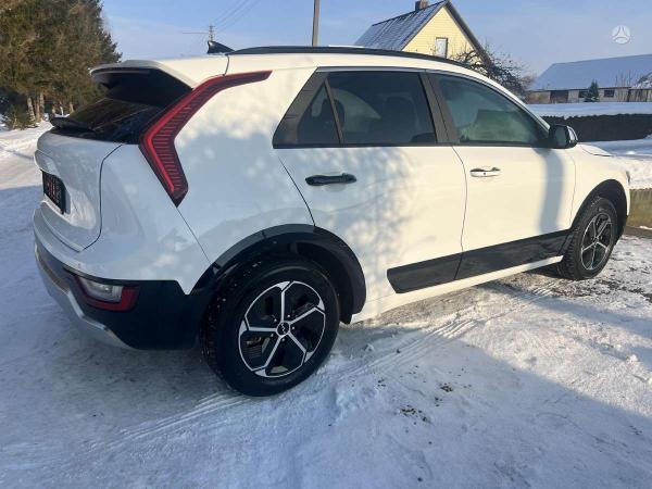 White Kia Niro 2024 in Kaunas, with an engine capacity of 1.58 L and mileage of 15 thousand km for 16750 €, photo 8 on AUTOMOTO.COM.LV