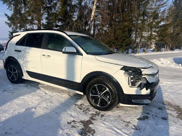 White Kia Niro 2024 in Kaunas, with an engine capacity of 1.58 L and mileage of 15 thousand km for 16750 €, photo 9 on AUTOMOTO.COM.LV