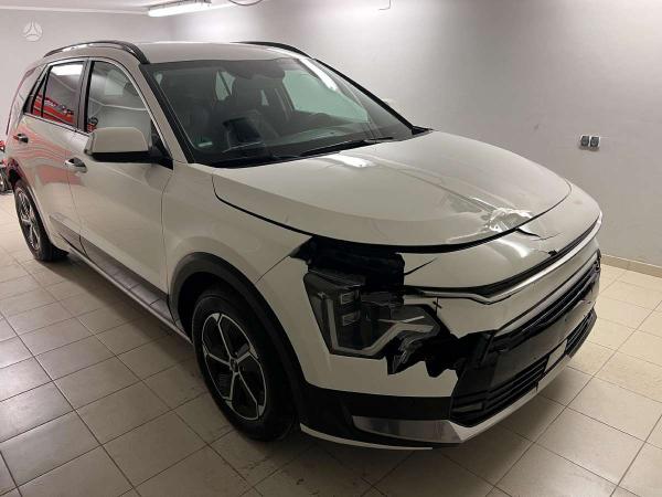 White Kia Niro 2024 in Kaunas, with an engine capacity of 1.58 L and mileage of 15 thousand km for 15950 €, photo 5 on AUTOMOTO.COM.LV
