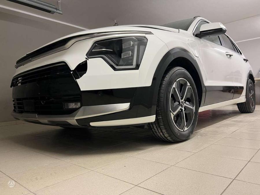 White Kia Niro 2024 in Kaunas, with an engine capacity of 1.58 L and mileage of 15 thousand km for 14950 €, photo 3 on AUTOMOTO.COM.LV