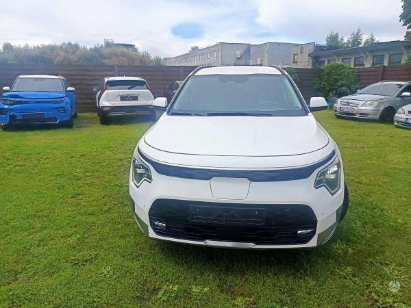 White Kia Niro 2025 in Marijampole, with an engine capacity of 0.00 L and mileage of 10 thousand km for 25199 €, photo 2 on AUTOMOTO.COM.LV