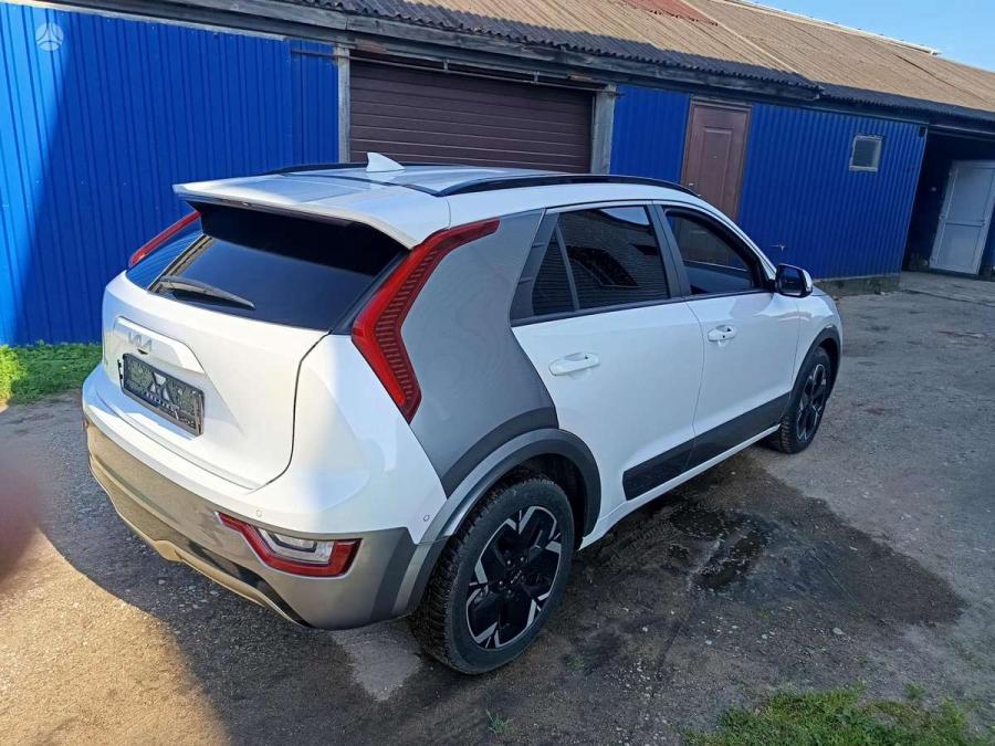 White Kia Niro 2025 in Marijampole, with an engine capacity of 0.00 L and mileage of 10 thousand km for 24999 €, photo 33 on AUTOMOTO.COM.LV
