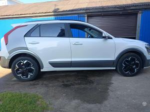 White Kia Niro 2025 in Marijampole, with an engine capacity of 0.00 L and mileage of 10 thousand km for 24999 €, photo 35 on AUTOMOTO.COM.LV