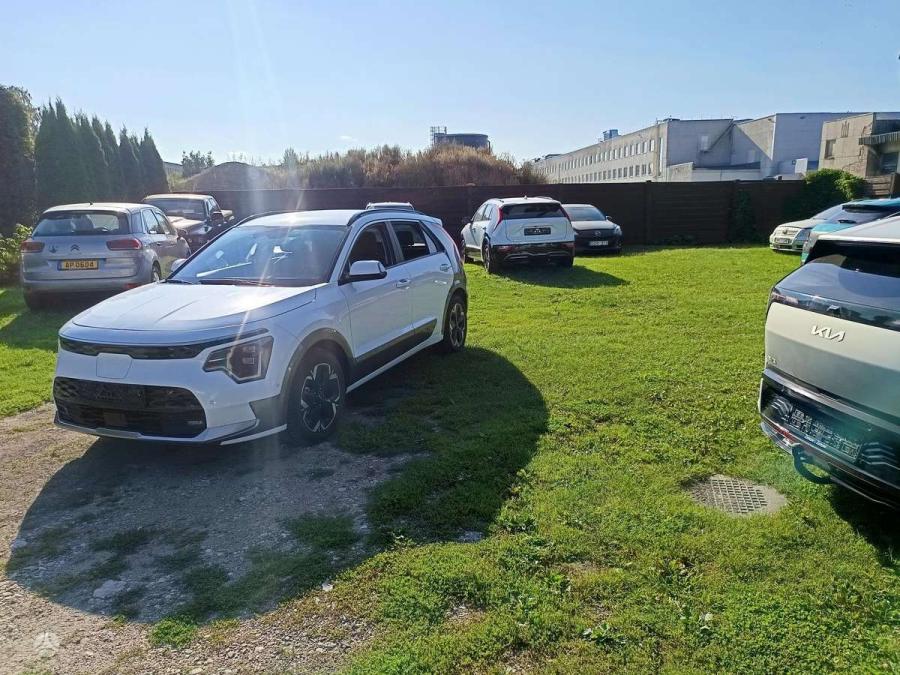 White Kia Niro 2025 in Marijampole, with an engine capacity of 0.00 L and mileage of 10 thousand km for 24999 €, photo 37 on AUTOMOTO.COM.LV