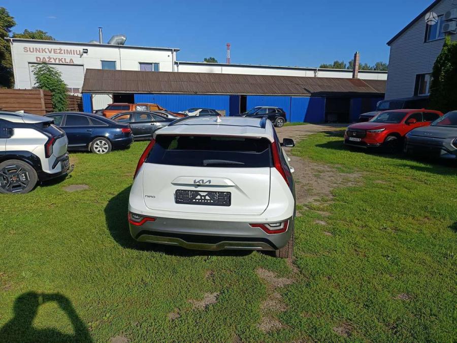 White Kia Niro 2025 in Marijampole, with an engine capacity of 0.00 L and mileage of 10 thousand km for 24999 €, photo 40 on AUTOMOTO.COM.LV