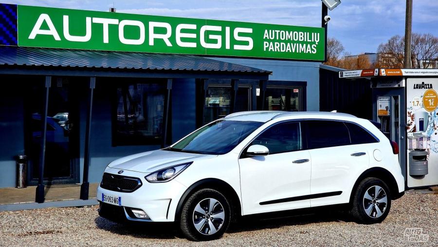 White Kia Niro 2016 in Kretinga, with an engine capacity of 1.60 L and mileage of 100 thousand km for 12499 €, photo 1 on AUTOMOTO.COM.LV
