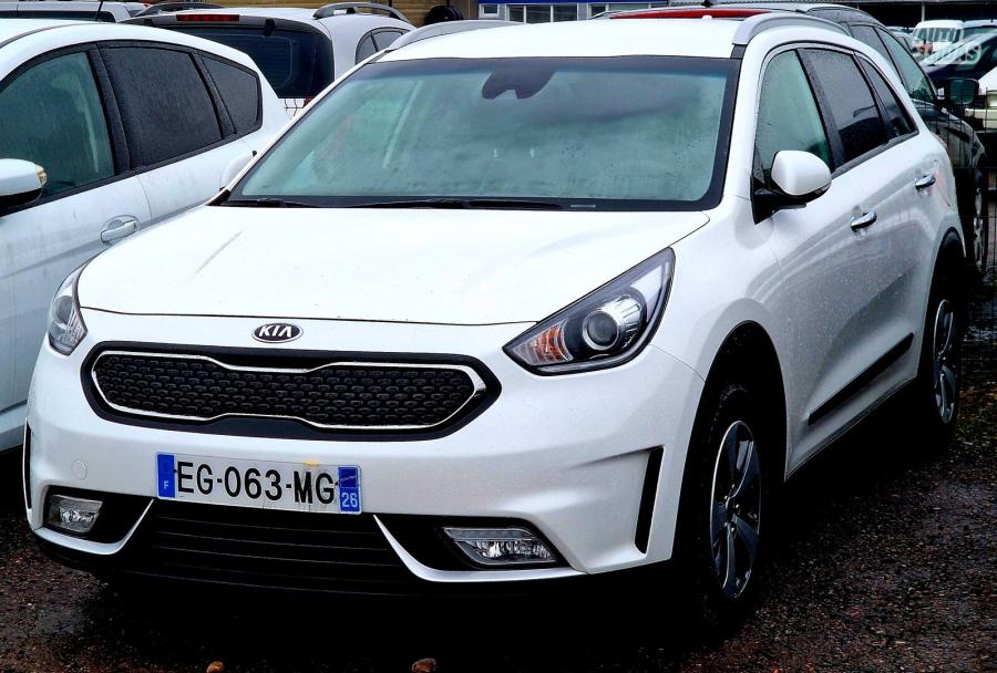 White Kia Niro 2016 in Kretinga, with an engine capacity of 1.60 L and mileage of 100 thousand km for 12499 €, photo 2 on AUTOMOTO.COM.LV