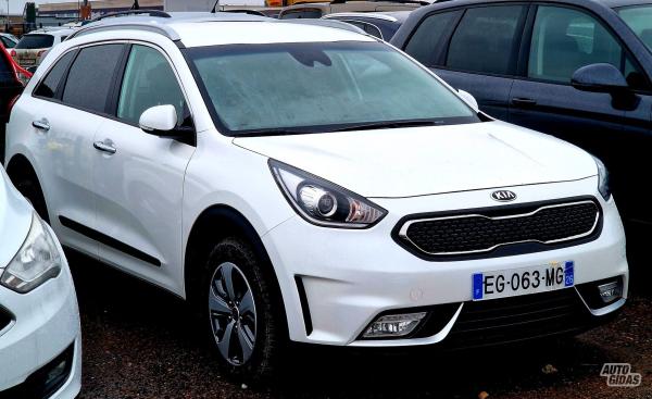 White Kia Niro 2016 in Kretinga, with an engine capacity of 1.60 L and mileage of 100 thousand km for 12499 €, photo 3 on AUTOMOTO.COM.LV