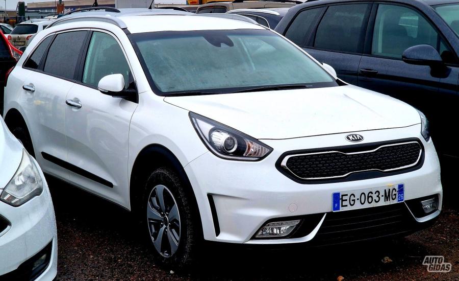 White Kia Niro 2016 in Kretinga, with an engine capacity of 1.60 L and mileage of 100 thousand km for 12499 €, photo 3 on AUTOMOTO.COM.LV