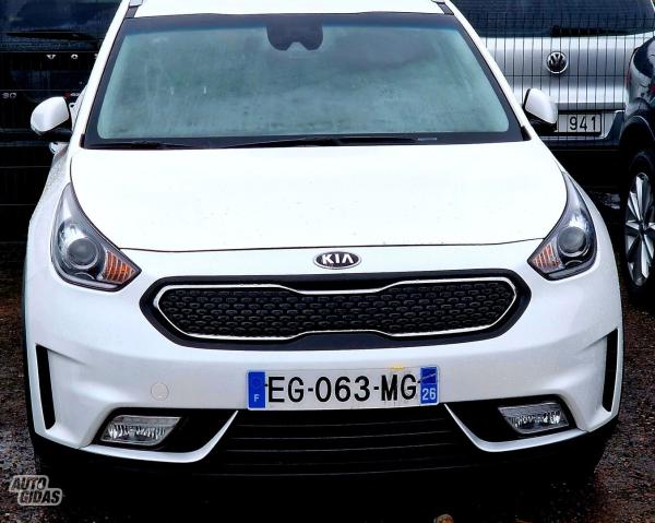 White Kia Niro 2016 in Kretinga, with an engine capacity of 1.60 L and mileage of 100 thousand km for 12499 €, photo 4 on AUTOMOTO.COM.LV