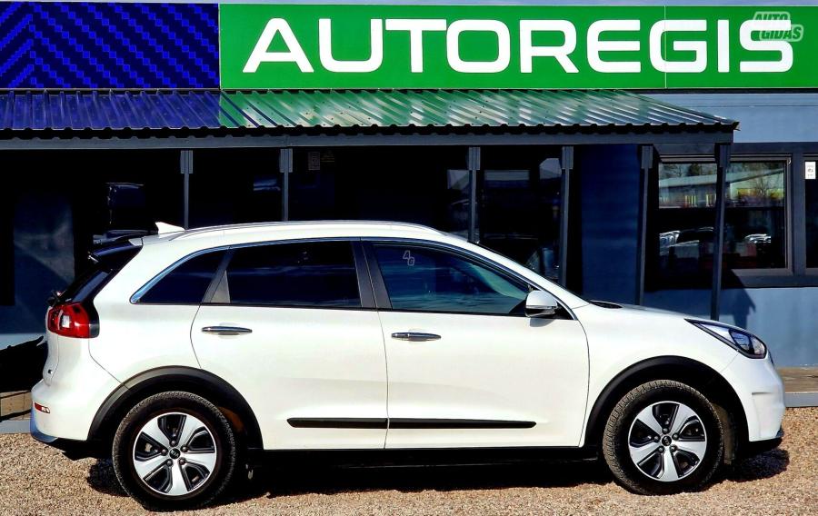 White Kia Niro 2016 in Kretinga, with an engine capacity of 1.60 L and mileage of 100 thousand km for 12499 €, photo 5 on AUTOMOTO.COM.LV