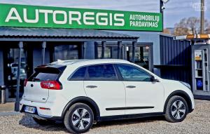 White Kia Niro 2016 in Kretinga, with an engine capacity of 1.60 L and mileage of 100 thousand km for 12499 €, photo 6 on AUTOMOTO.COM.LV