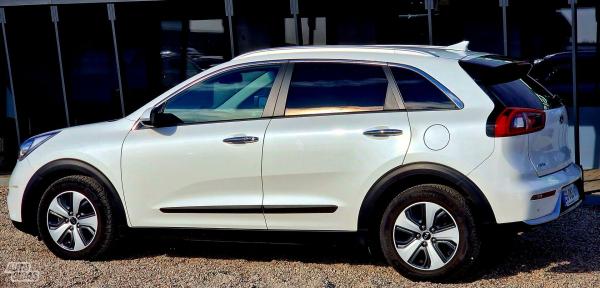 White Kia Niro 2016 in Kretinga, with an engine capacity of 1.60 L and mileage of 100 thousand km for 12499 €, photo 7 on AUTOMOTO.COM.LV