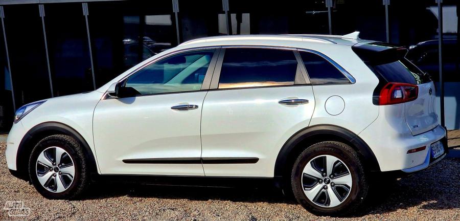 White Kia Niro 2016 in Kretinga, with an engine capacity of 1.60 L and mileage of 100 thousand km for 12499 €, photo 7 on AUTOMOTO.COM.LV