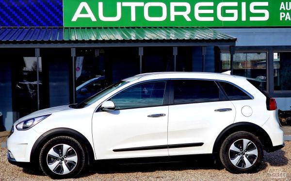 White Kia Niro 2016 in Kretinga, with an engine capacity of 1.60 L and mileage of 100 thousand km for 12499 €, photo 8 on AUTOMOTO.COM.LV
