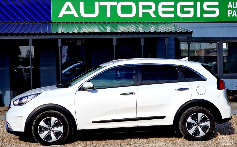 White Kia Niro 2016 in Kretinga, with an engine capacity of 1.60 L and mileage of 100 thousand km for 12499 €, photo 8 on AUTOMOTO.COM.LV