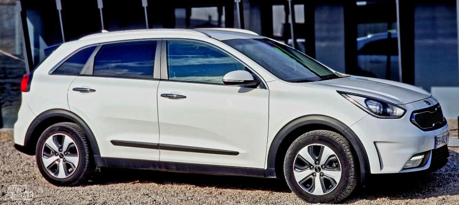 White Kia Niro 2016 in Kretinga, with an engine capacity of 1.60 L and mileage of 100 thousand km for 12499 €, photo 9 on AUTOMOTO.COM.LV