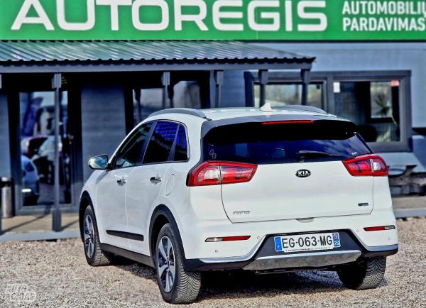White Kia Niro 2016 in Kretinga, with an engine capacity of 1.60 L and mileage of 100 thousand km for 12499 €, photo 10 on AUTOMOTO.COM.LV