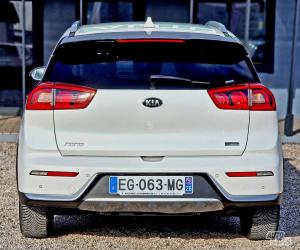 White Kia Niro 2016 in Kretinga, with an engine capacity of 1.60 L and mileage of 100 thousand km for 12499 €, photo 11 on AUTOMOTO.COM.LV