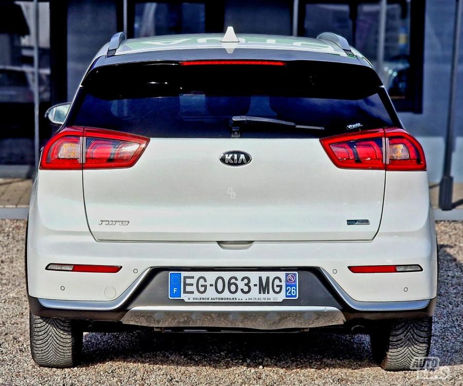 White Kia Niro 2016 in Kretinga, with an engine capacity of 1.60 L and mileage of 100 thousand km for 12499 €, photo 11 on AUTOMOTO.COM.LV