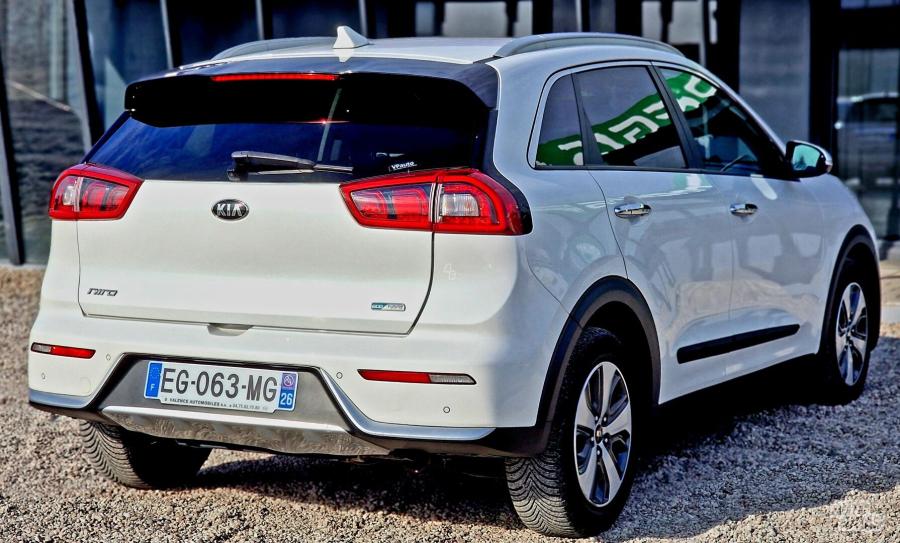 White Kia Niro 2016 in Kretinga, with an engine capacity of 1.60 L and mileage of 100 thousand km for 12499 €, photo 12 on AUTOMOTO.COM.LV