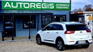 White Kia Niro 2016 in Kretinga, with an engine capacity of 1.60 L and mileage of 100 thousand km for 12499 €, photo 13 on AUTOMOTO.COM.LV