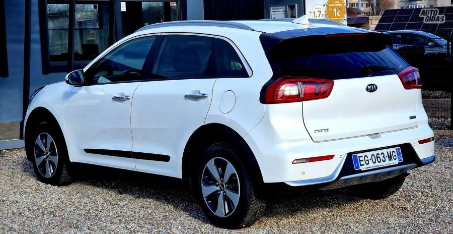 White Kia Niro 2016 in Kretinga, with an engine capacity of 1.60 L and mileage of 100 thousand km for 12499 €, photo 14 on AUTOMOTO.COM.LV