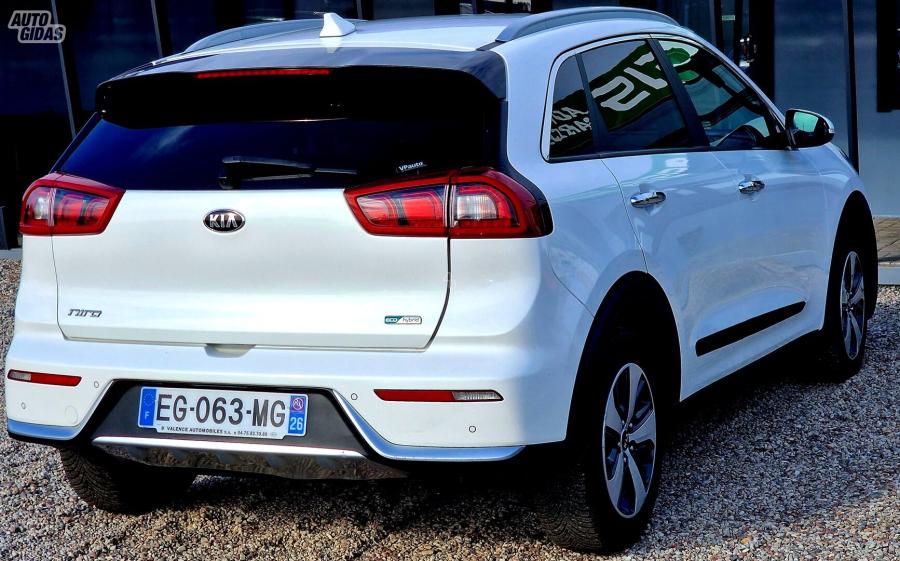 White Kia Niro 2016 in Kretinga, with an engine capacity of 1.60 L and mileage of 100 thousand km for 12499 €, photo 15 on AUTOMOTO.COM.LV